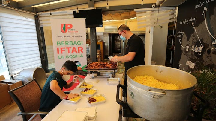 Sepaket Buka Puasa untuk Palestina, Seribu Berkah untuk Kita
