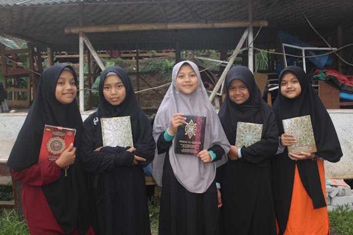 Sedekah Al Quran Untuk Santri Penghafal Alquran