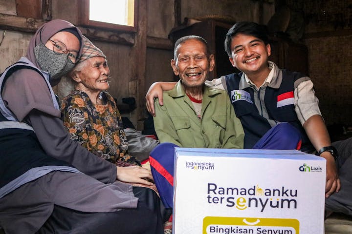 Bingkisan Senyum Lansia Dhuafa