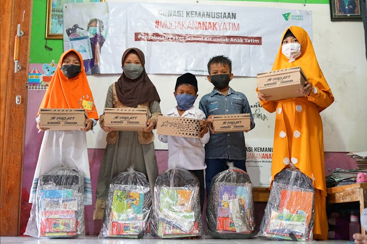 Kirim 1.000 Kado untuk Yatim dan Dhuafa