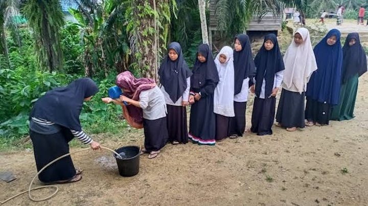 WAKAF SUMUR, Bangun Sarana Air Bersih Untuk Yatim Berwudhu