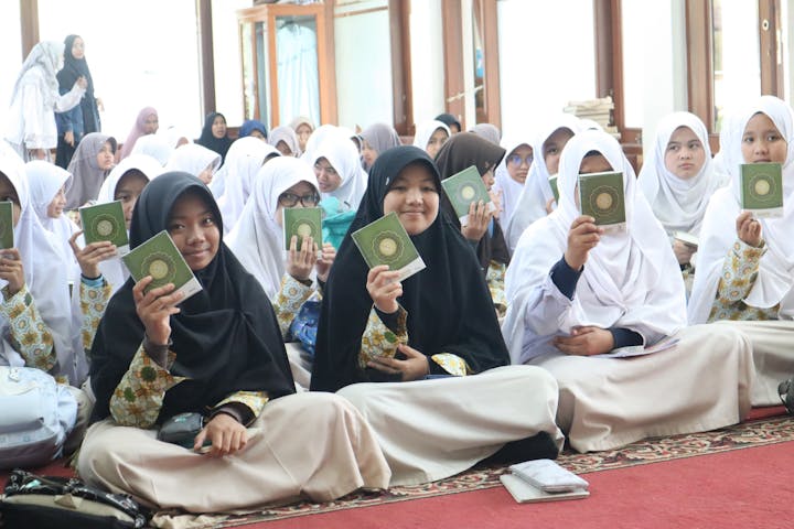 Hari Santri Bahagiakan Yatim Dhuafa Dan Penghafal Quran
