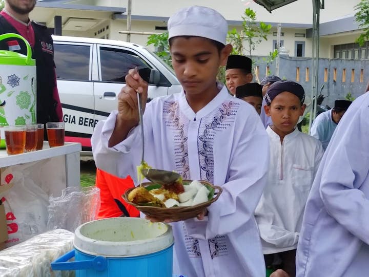 Berbagi makan untuk yatim, dhuafa , dan penghafal alquran