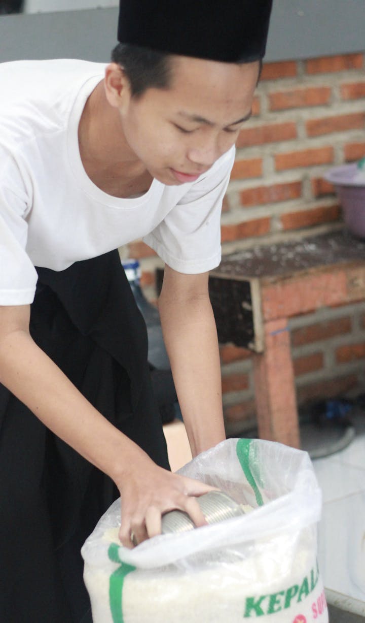 PAHALA MENGALIR DERAS, DENGAN SEBUTIR BERAS - PENUHI KEBUTUHAN BERAS ...