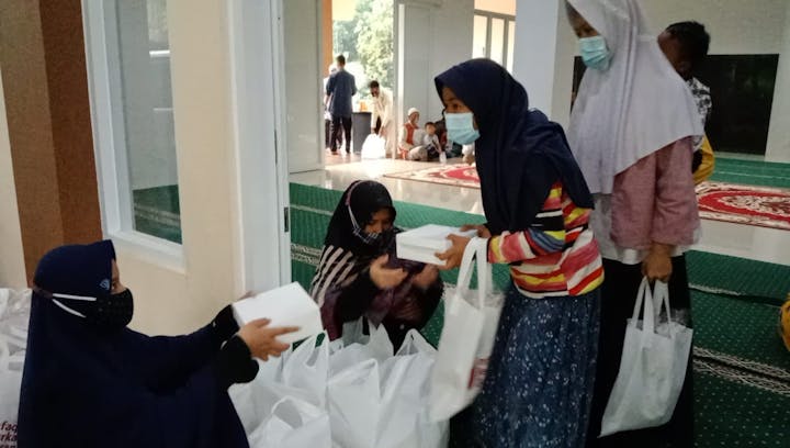 Menebar kebaikan dibulan Ramadhan berkah dengan berbagi sembako untuk fakir miskin