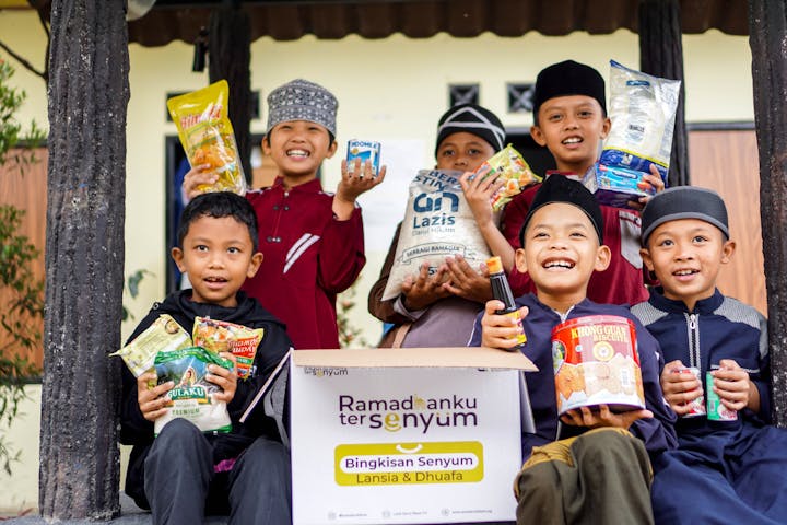 Bingkisan Senyum Lansia Dhuafa