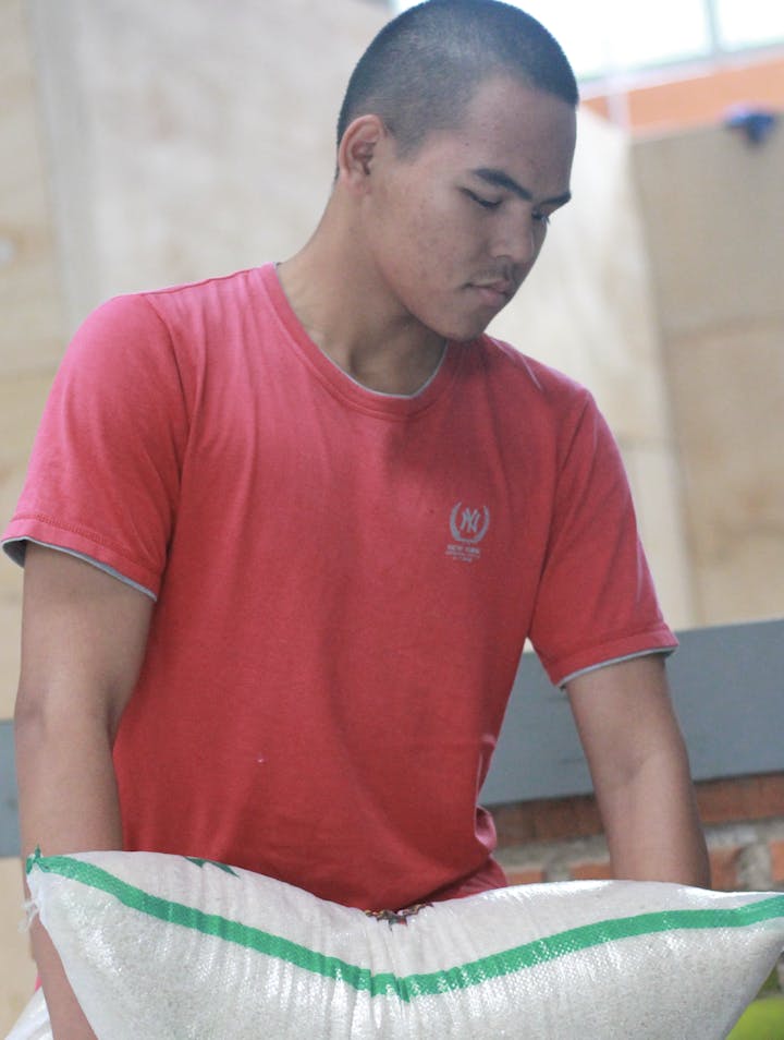 PAHALA MENGALIR DERAS, DENGAN SEBUTIR BERAS - PENUHI KEBUTUHAN BERAS ...