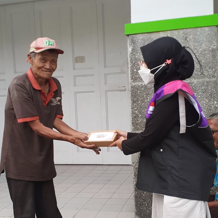 Berantas Rasa Lapar dengan SeJuta Nasi kotak untuk Yatim Lansia dan Dhuafa