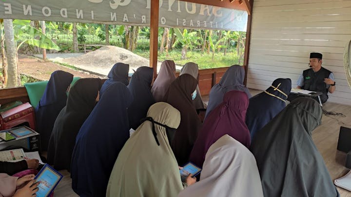 Bahagiakan Guru : Pengajar Al - Qur'an Bahagiakan Guru : Pengajar Al - Qur'an