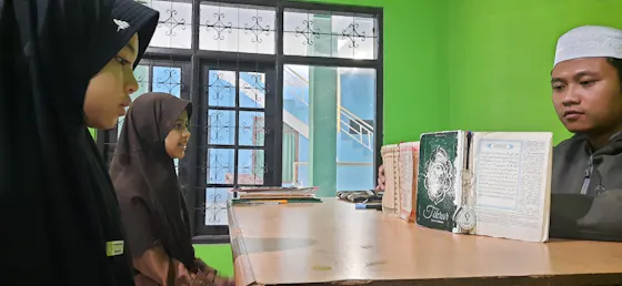 Wakaf Al Quran Ganti Quran Santri Yang Rusak Menjadi Baru